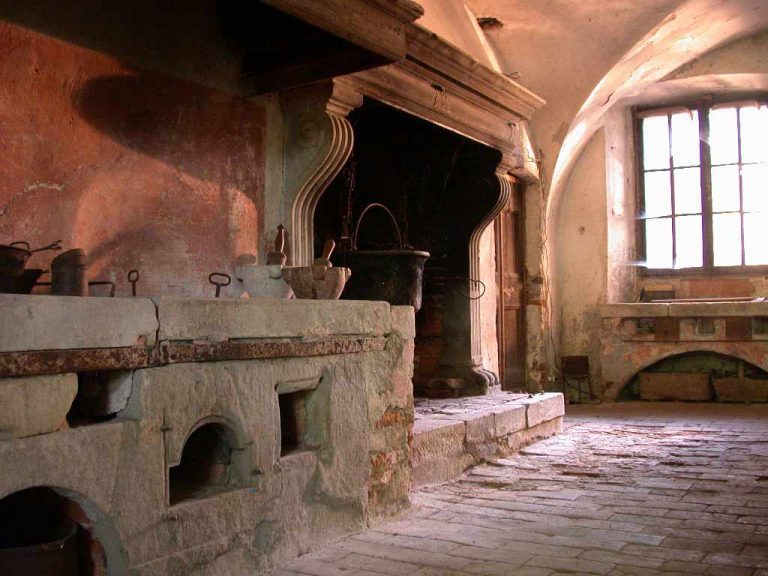 Discovering the ancient kitchens of 25 historic Italian residences ...