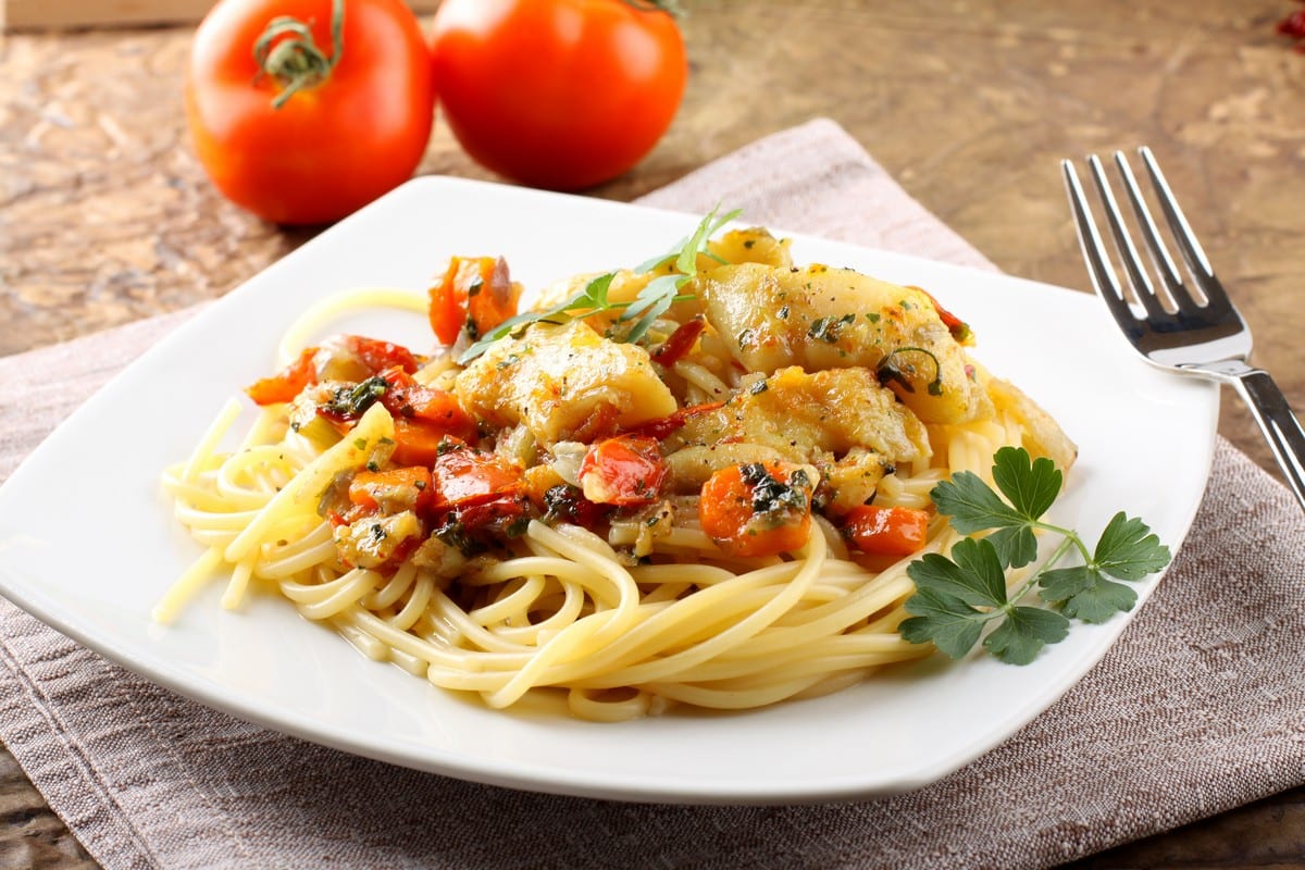 Linguine with cod: a tasty Italian recipe - Gambero Rosso International