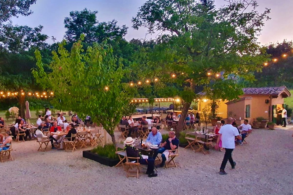Sting opens a pizzeria and wine bar on his Tuscan estate - Gambero ...