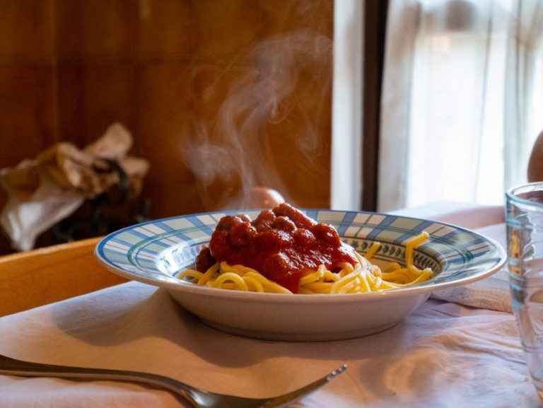 Spaghetti alla chitarra: history, origins and recipe - Gambero Rosso ...