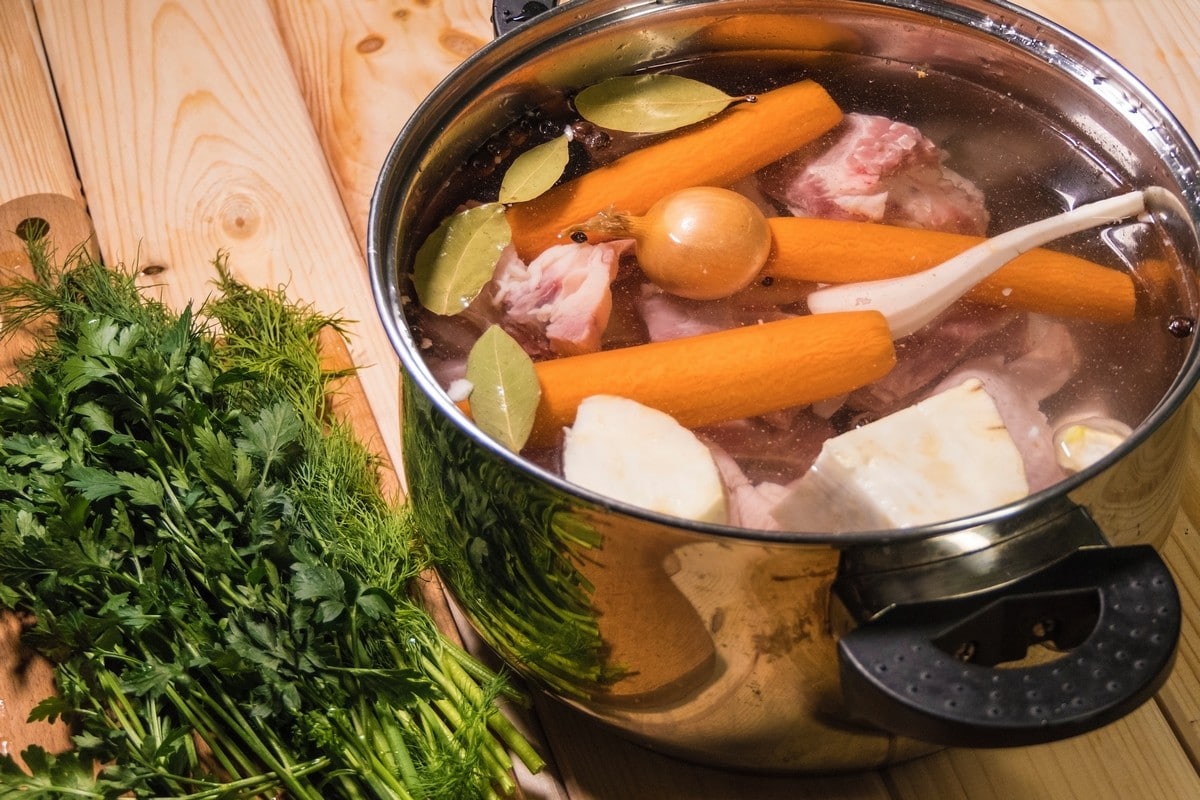 All about broth: history, origins and anecdotes - Gambero Rosso ...