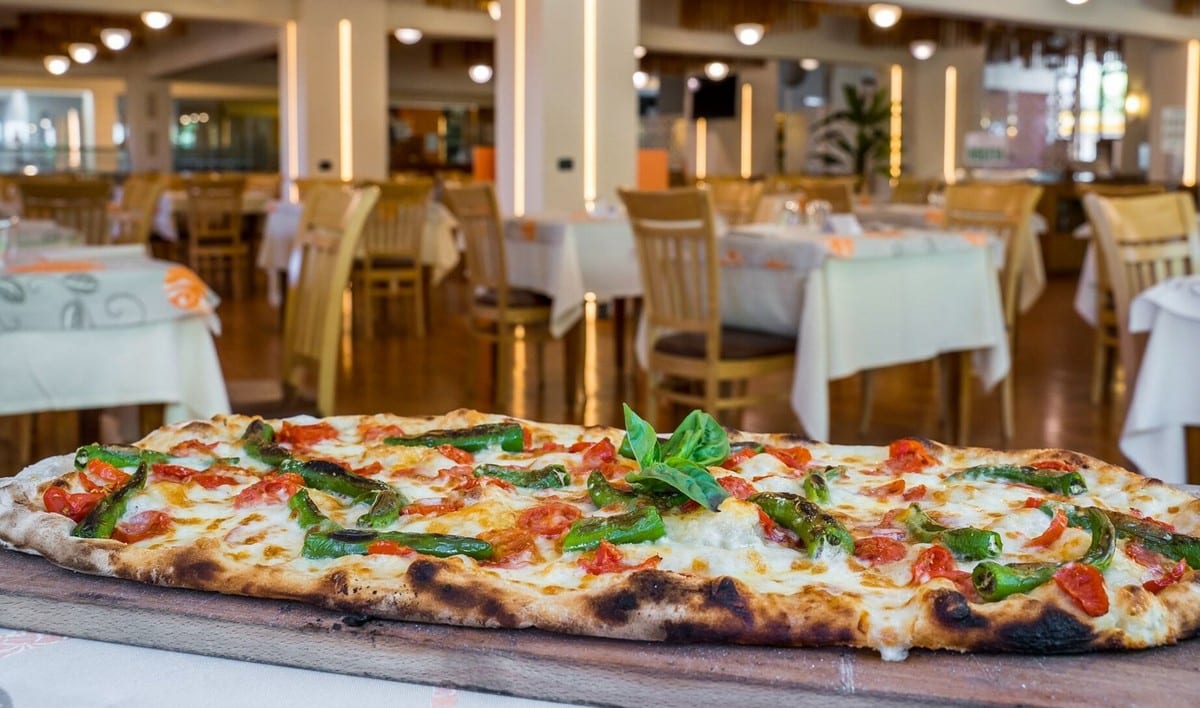 Where to eat Vico Equense’s typical metre-long pizza “pizza a metro ...
