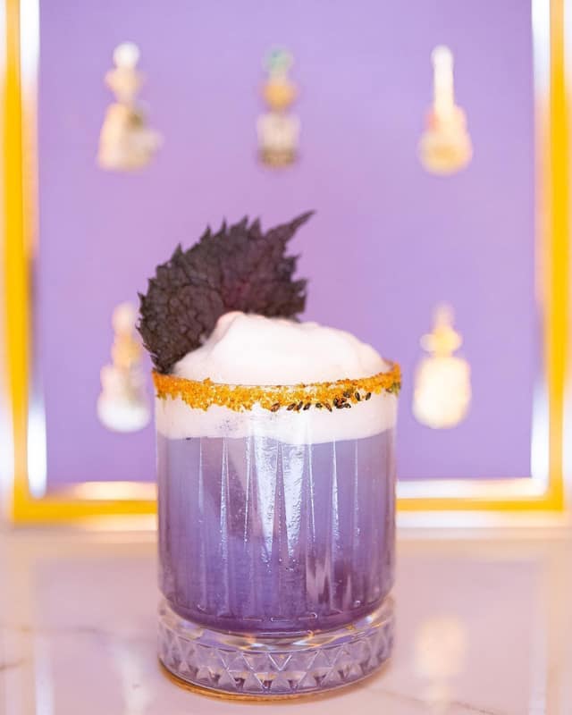 A bartender opens the smallest cocktail bar in Rome with only six seats ...