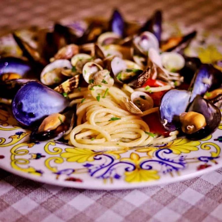 Where to eat in Naples: the 8 best seafood Trattorias chosen by Gambero ...