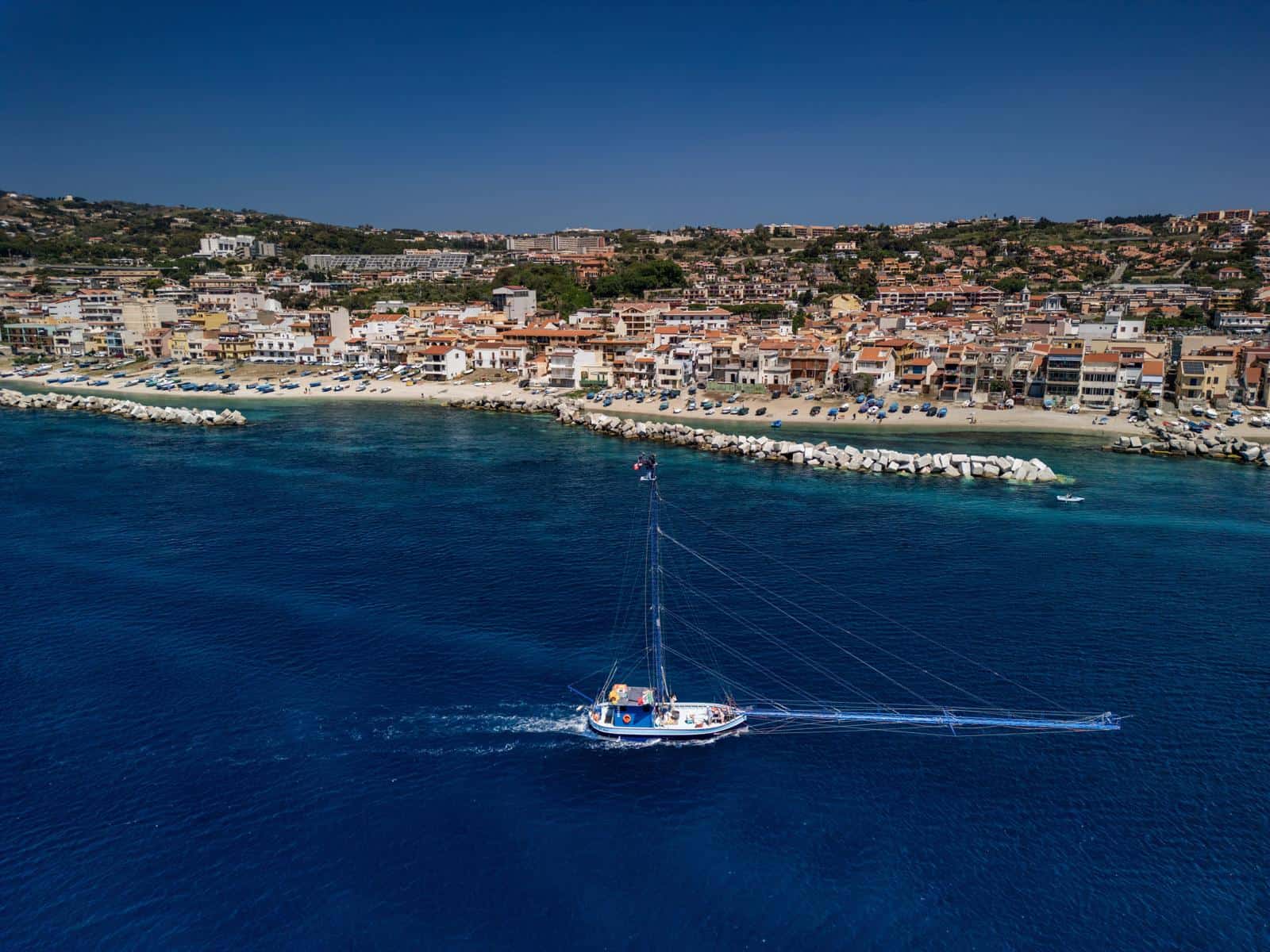 Hunting for swordfish: chronicle of a fishing trip in the Strait of ...