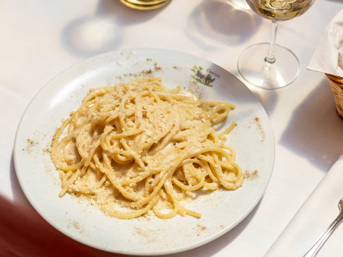 The real cacio e pepe is made without cream (or almost). The recipe ...